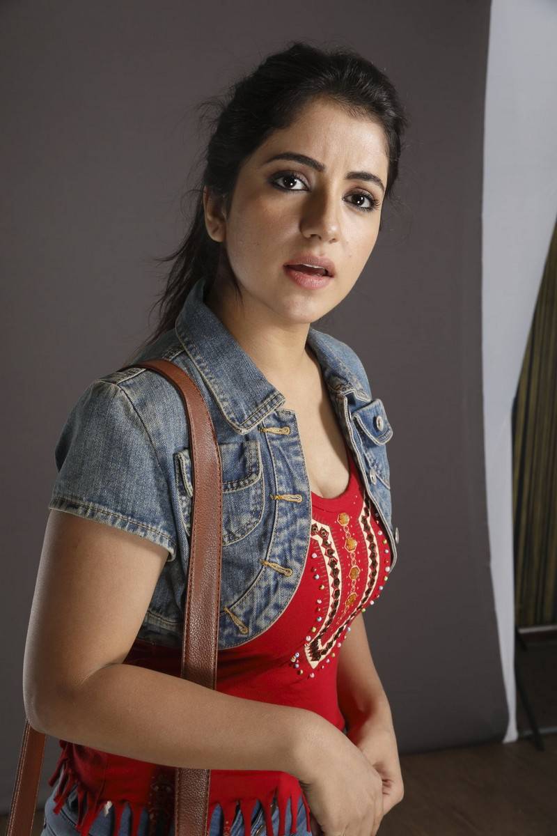 Book / Hire DANCER/TROUPE Dolly Sharma for Events in Best Prices - StarClinch