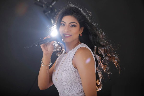 Book / Hire SINGER Himani Kapoor for Events in Best Prices - StarClinch